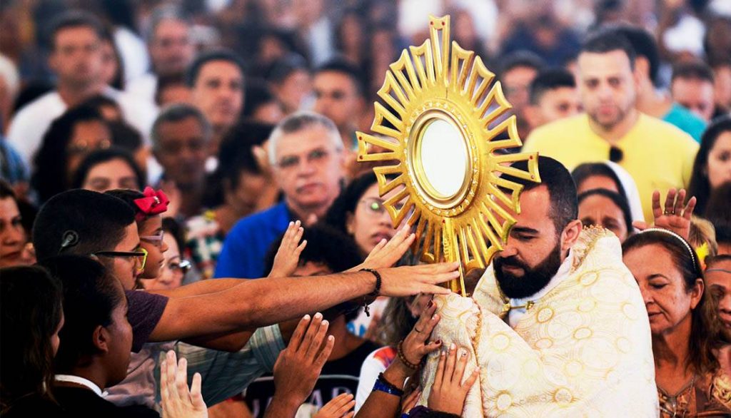 É permitido aos fiéis encostar no Ostensório?