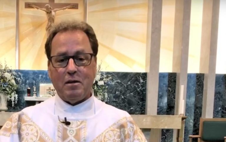 Padre ameaça mãe de sete filhos com prisão se ela entrar na igreja sem ...